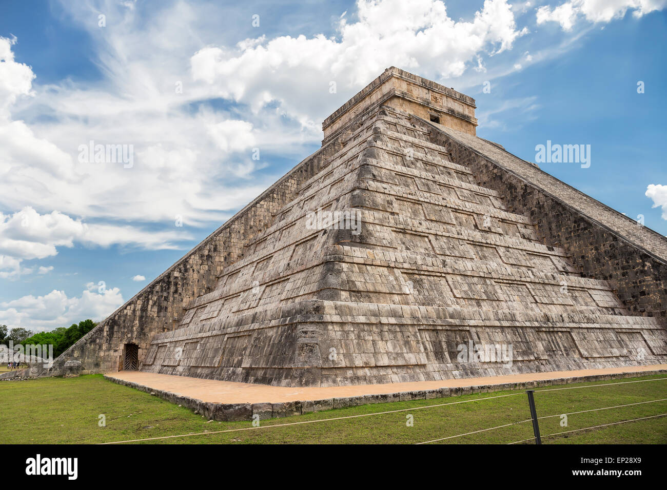 El Castillo (The Kukulkan Temple) of Chichen Itza, mayan pyramid in Yucatan, Mexico Stock Photo ...