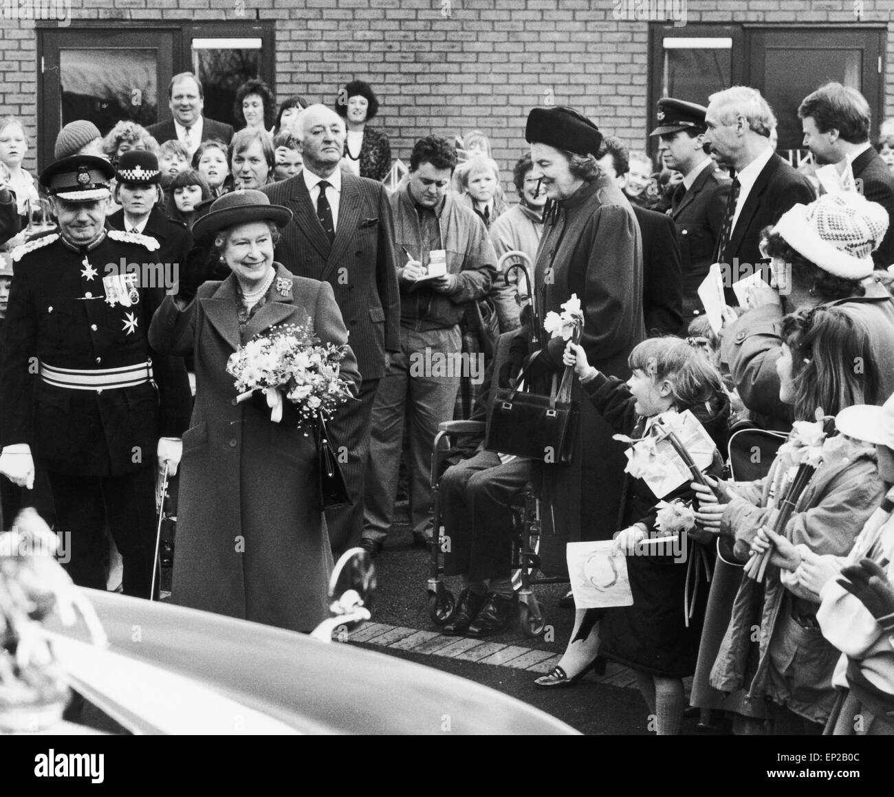 Uk queen crowds Black and White Stock Photos & Images - Alamy