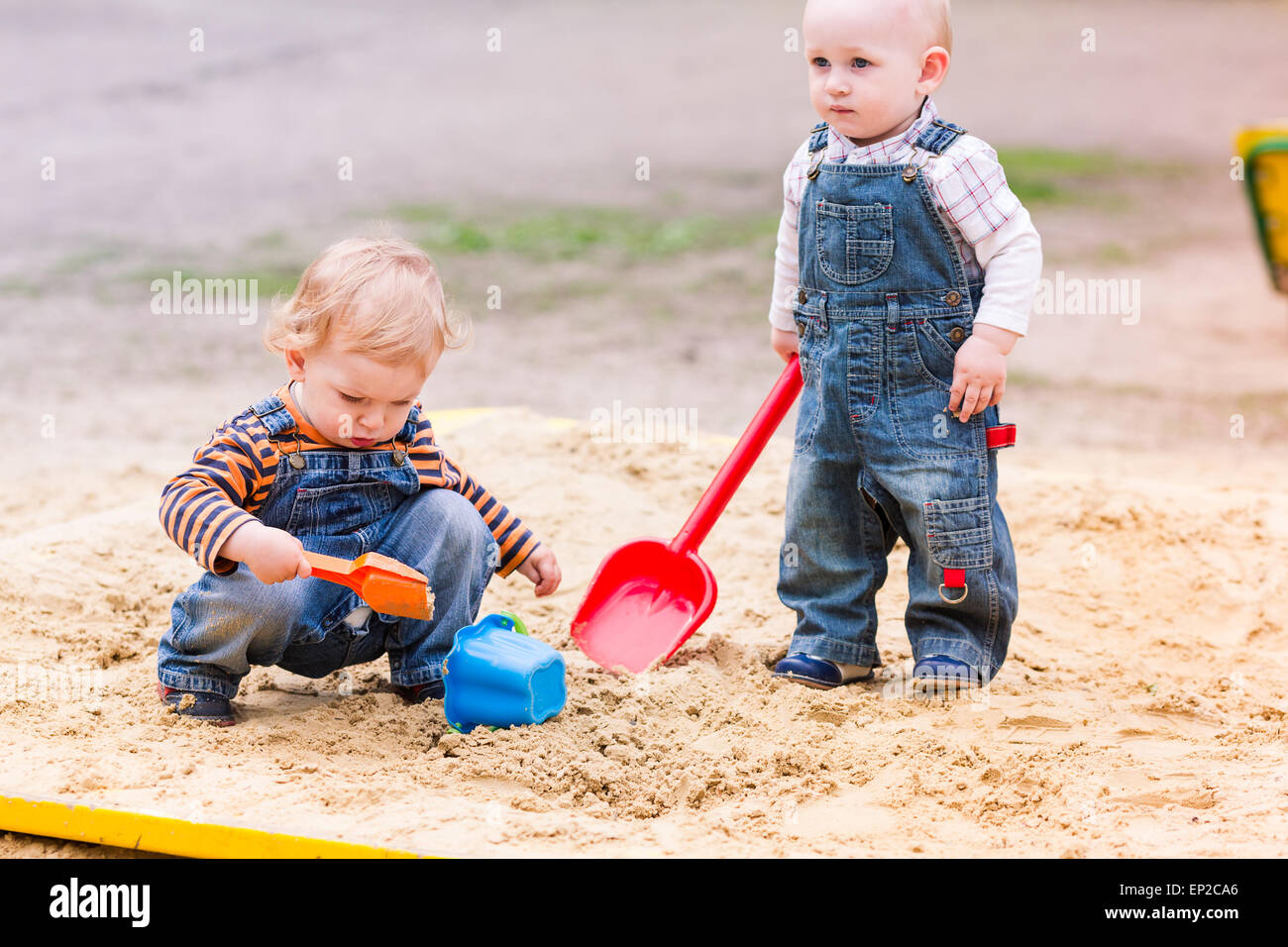 Children playing in sand box hi-res stock photography and images - Alamy