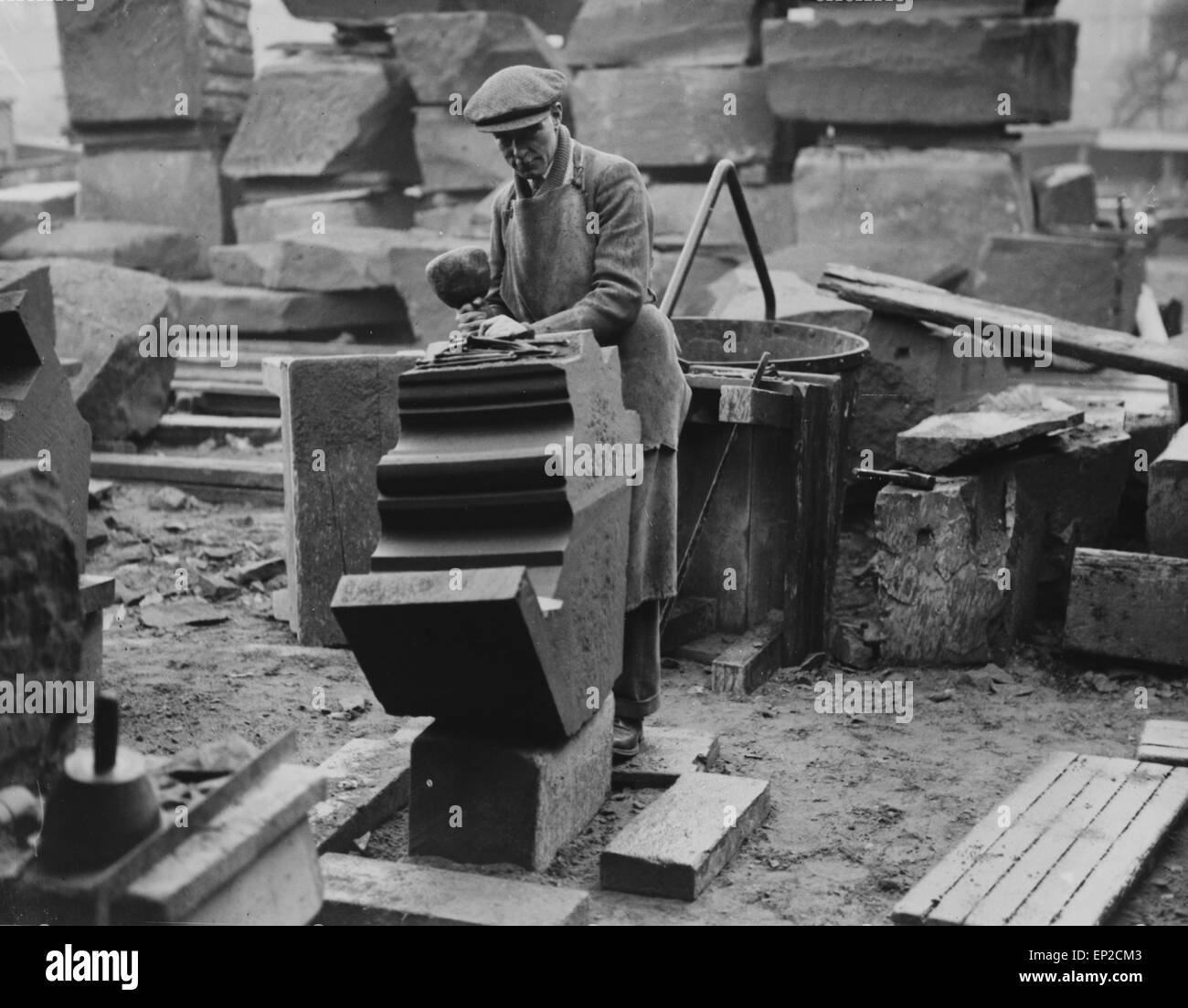 Stonemason working on detail hi-res stock photography and images - Alamy