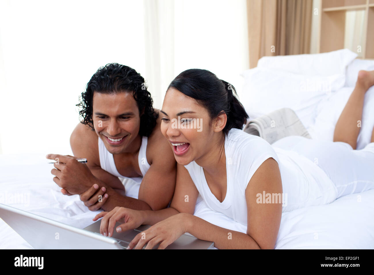 Happy couple surfing the internet Stock Photo - Alamy