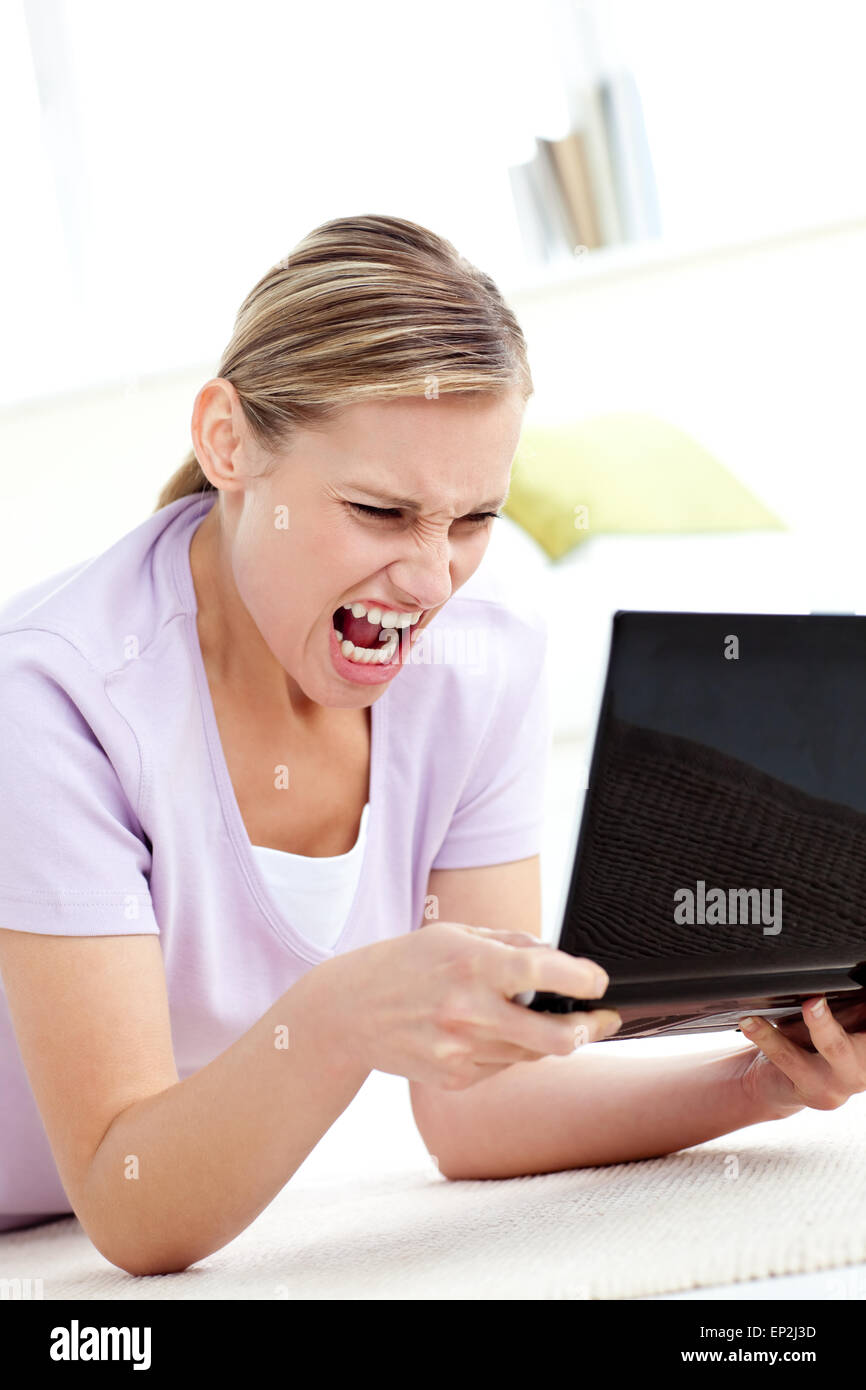 Furious young woman screaming at her laptop Stock Photo - Alamy