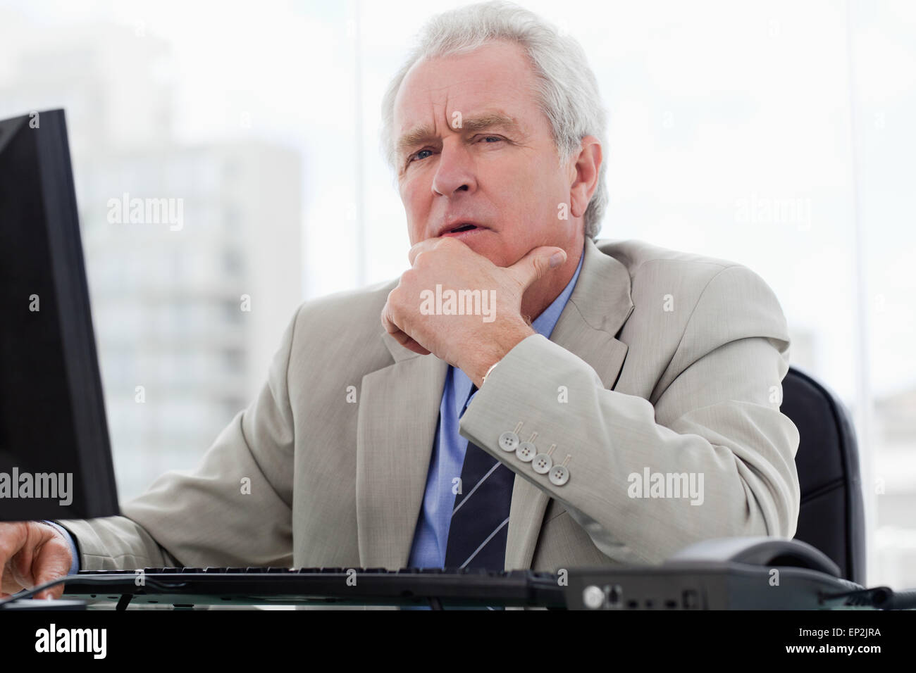 Think task senior hi-res stock photography and images - Alamy