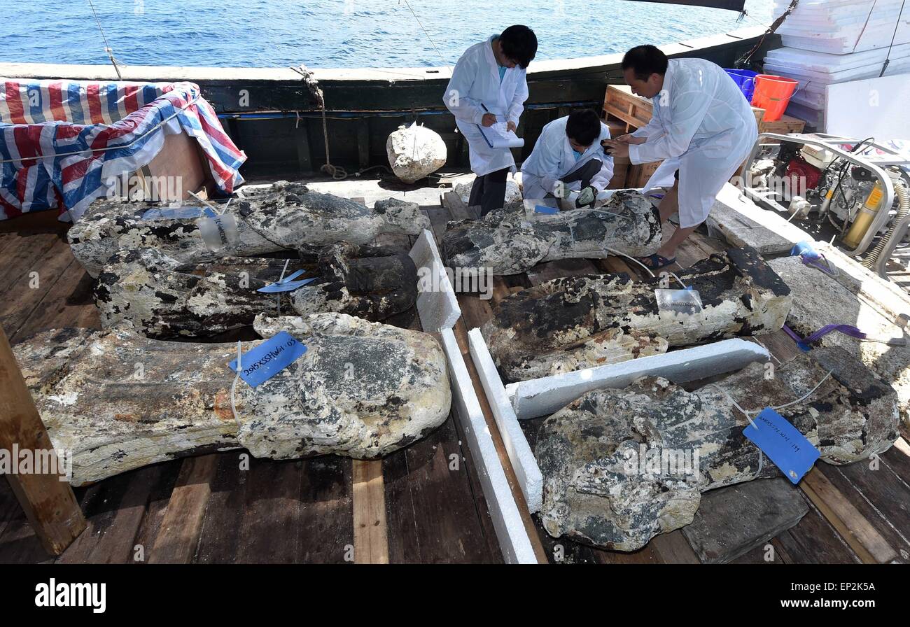 Shanhu Island. 13th May, 2015. Chinese archaelogists check the sediment ...