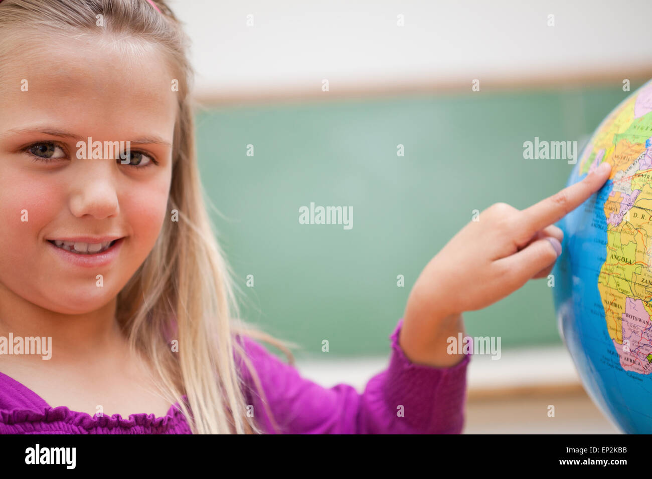 Child pointing a map hi-res stock photography and images - Alamy