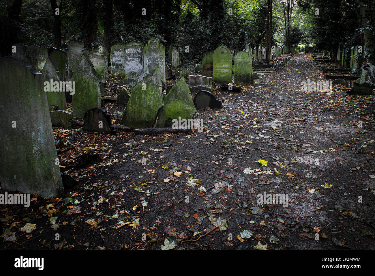Victorian graveyard hi-res stock photography and images - Alamy