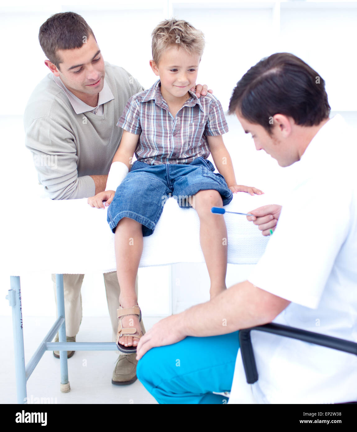 Doctor checking a patient reflexes Stock Photo - Alamy