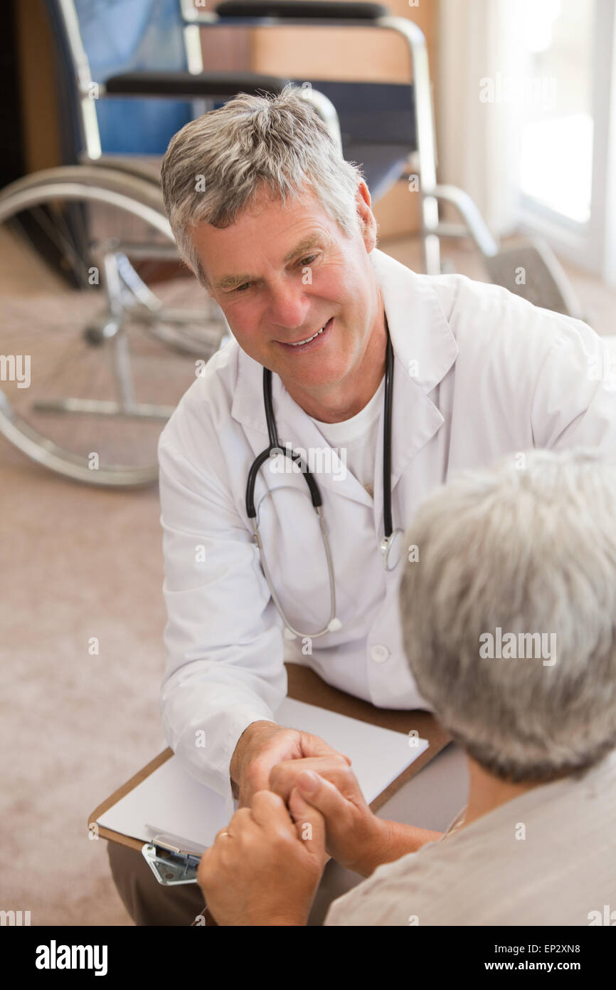 Senior doctor talking with his patient Stock Photo - Alamy