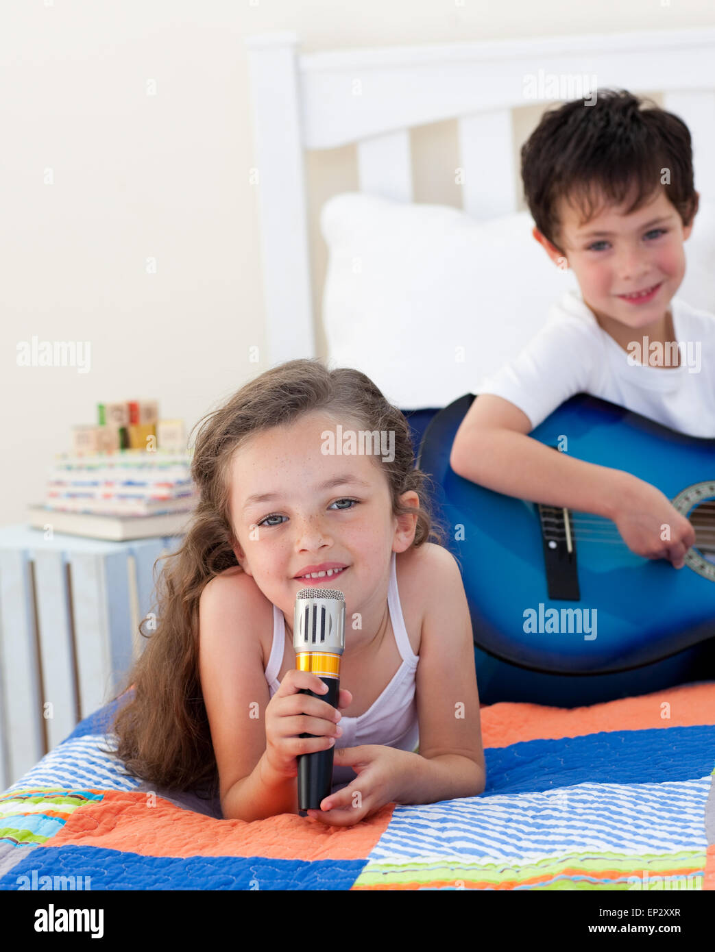 Brother and sister singing hi-res stock photography and images - Alamy