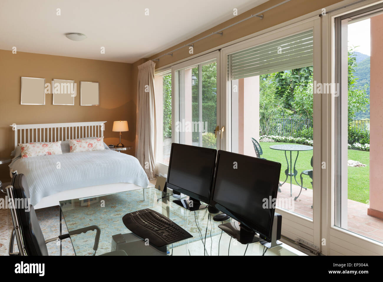 Interior computer hi-res stock photography and images - Alamy