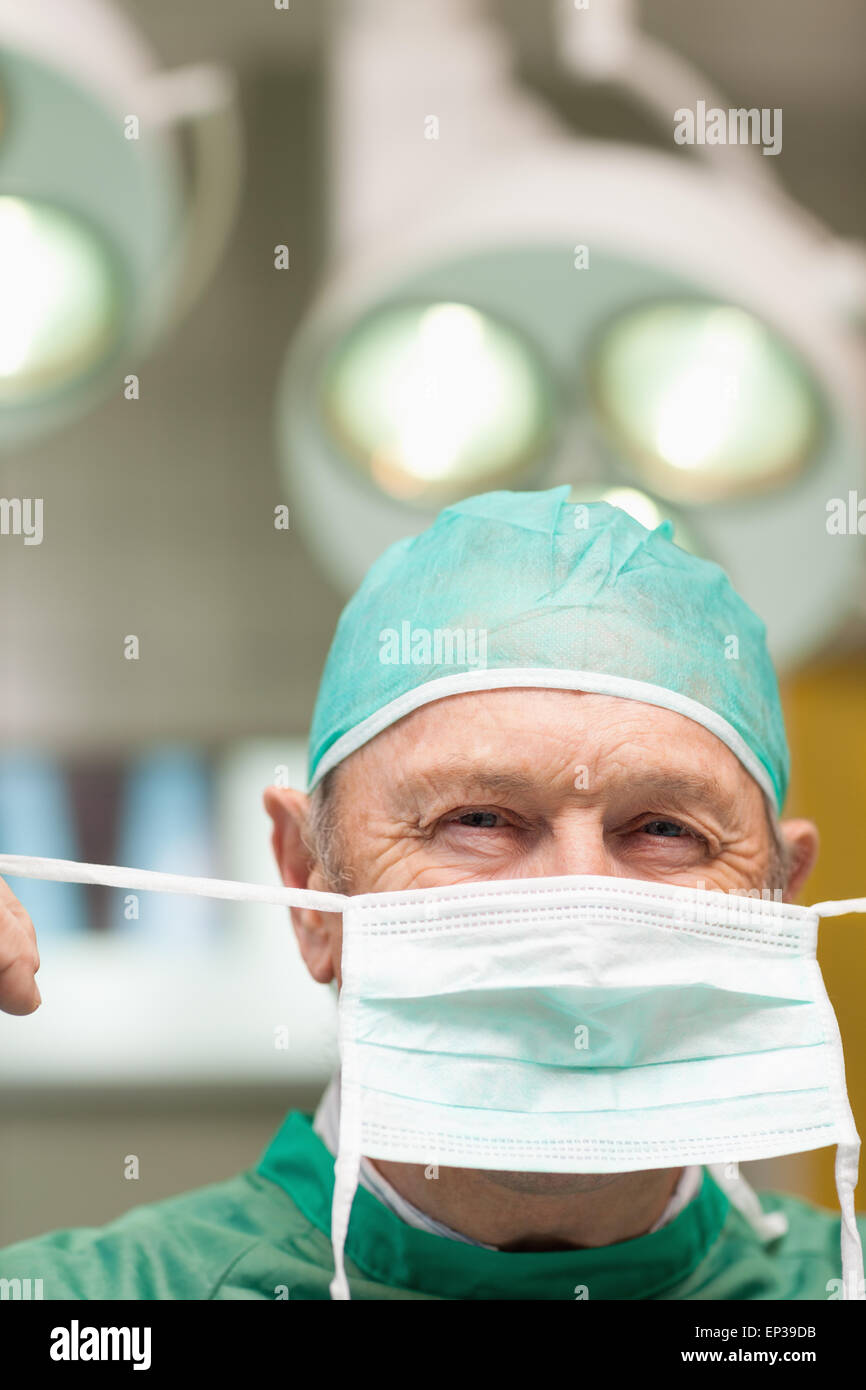 Close up of a surgeon putting on a surgical mask Stock Photo - Alamy
