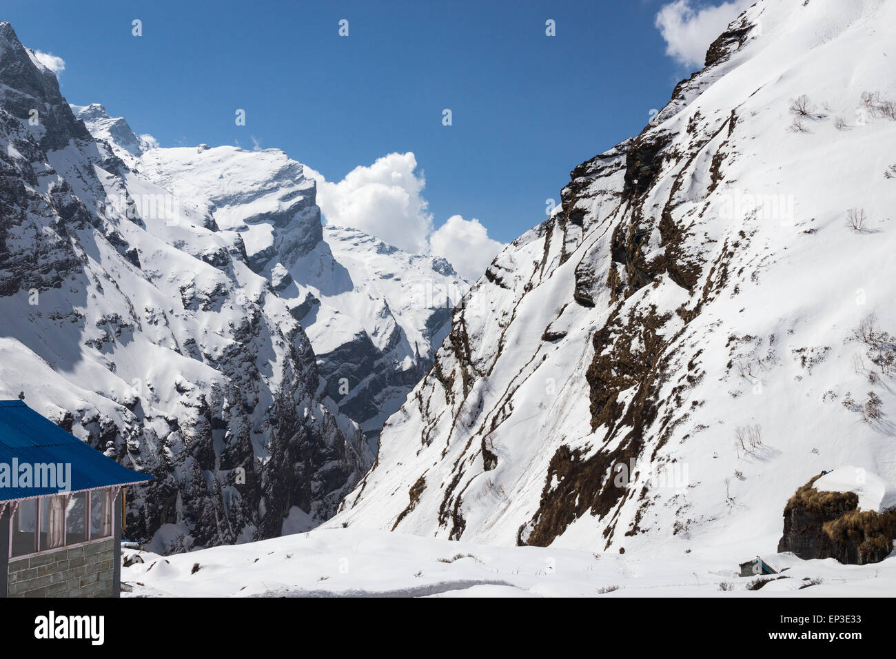 Snow covered himalayas mountains hi-res stock photography and images ...