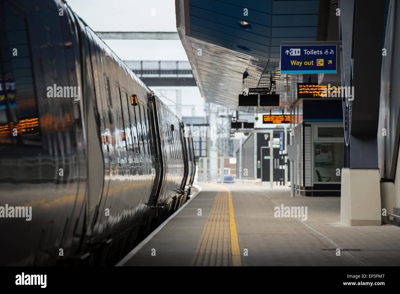 Train waiting at a platform in Reading railway station, England Stock ...