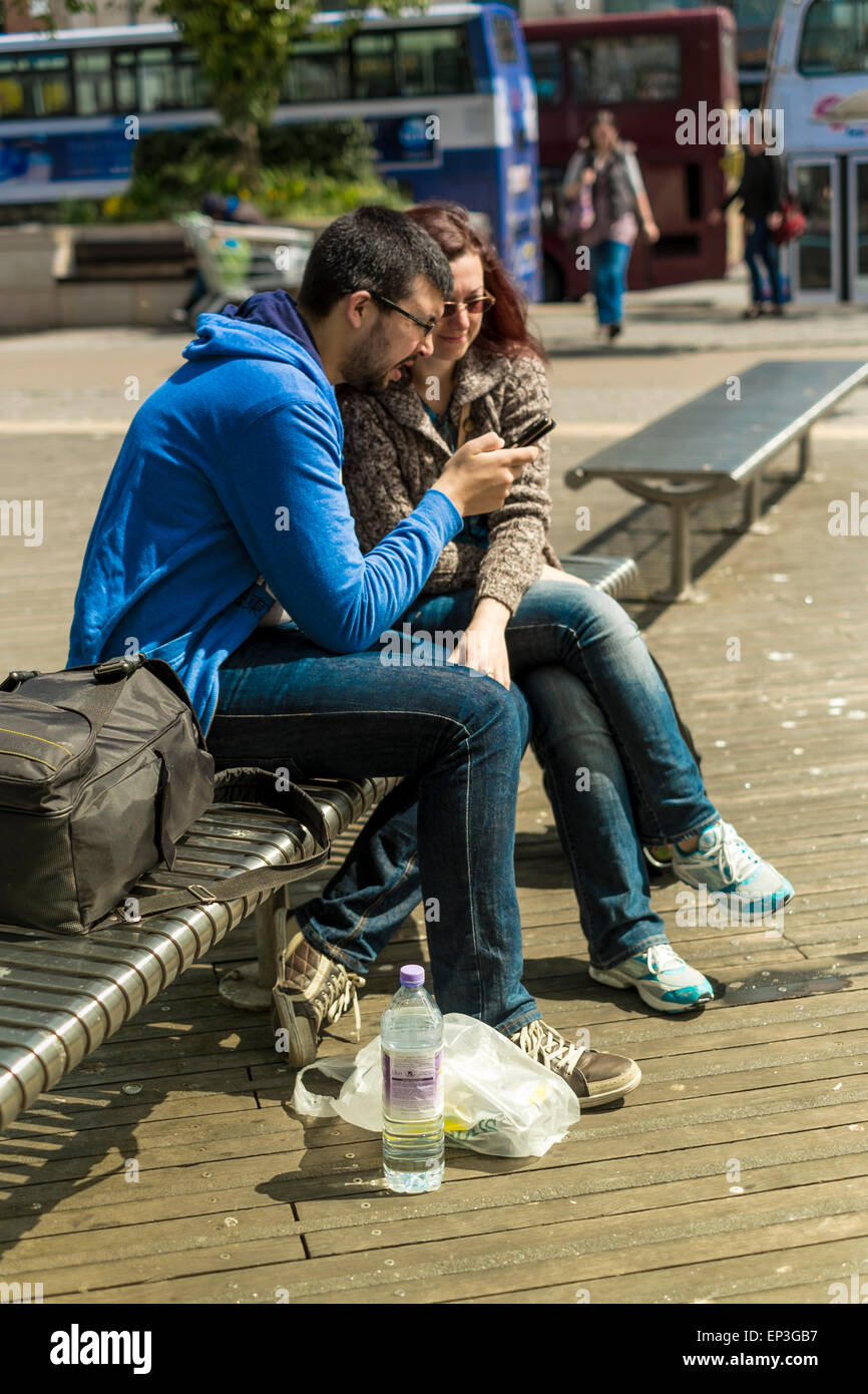 People sat on a park bench hi-res stock photography and images - Alamy