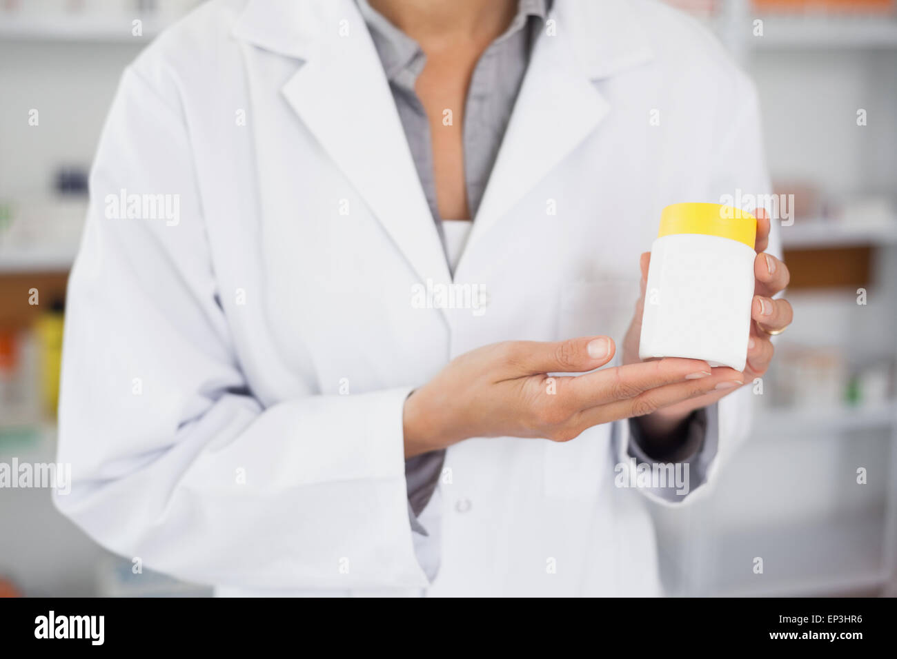 Close up of a pharmacist presenting a drug box Stock Photo - Alamy