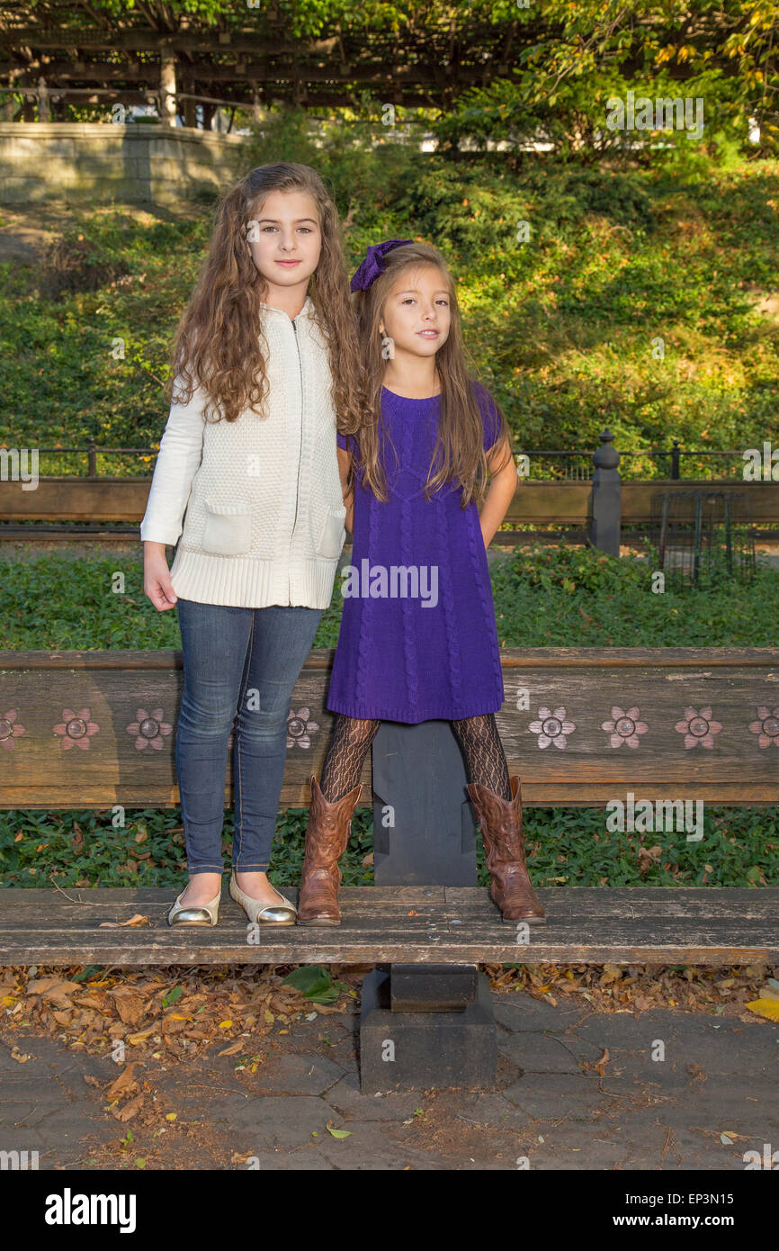 Girls in park hi-res stock photography and images - Alamy