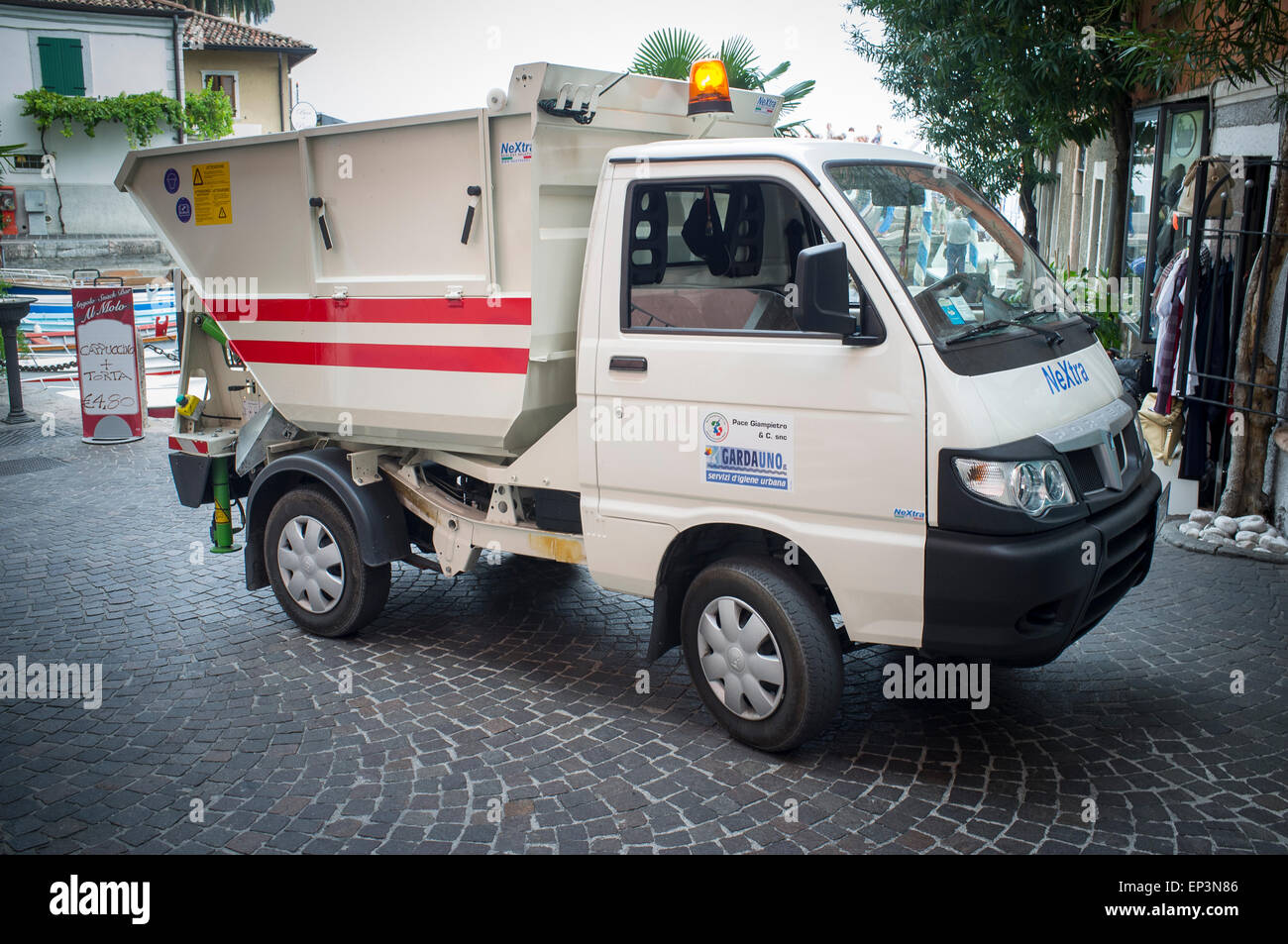 Dustbin lorry hi-res stock photography and images - Alamy