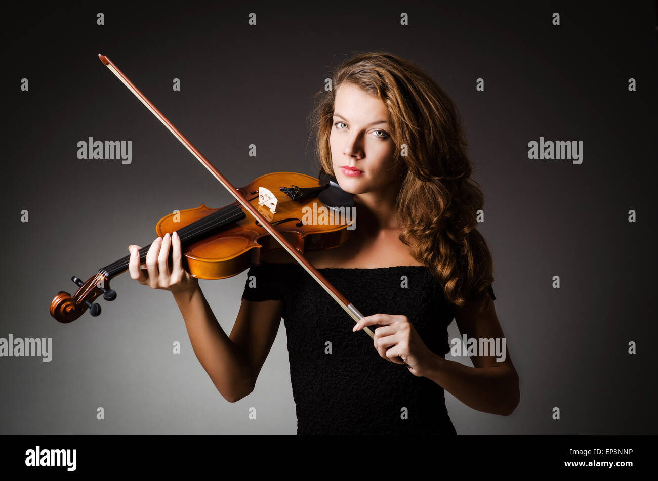Woman performer with violin in studio Stock Photo - Alamy
