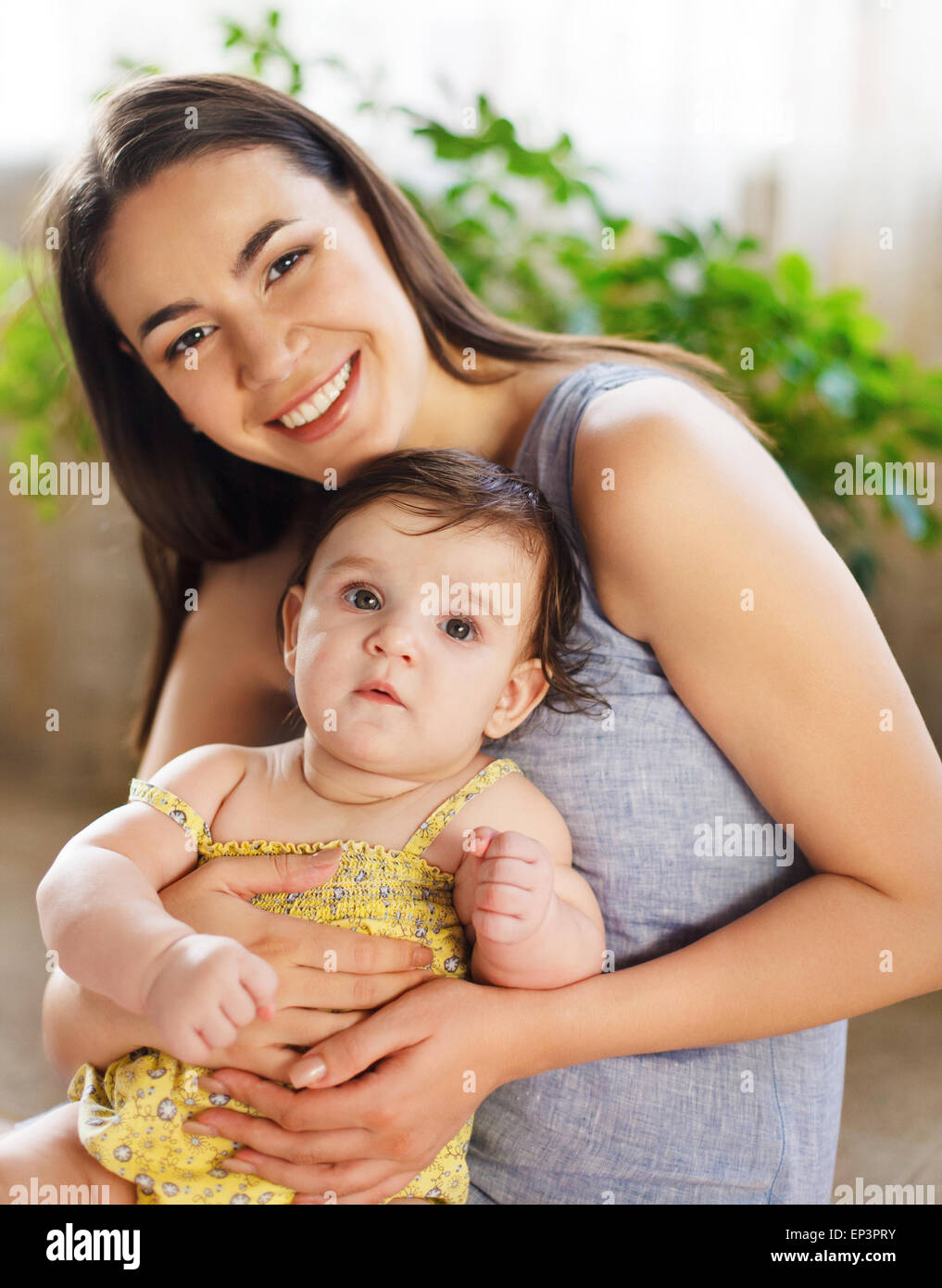 Mother with eight month old baby girl indoor Stock Photo - Alamy