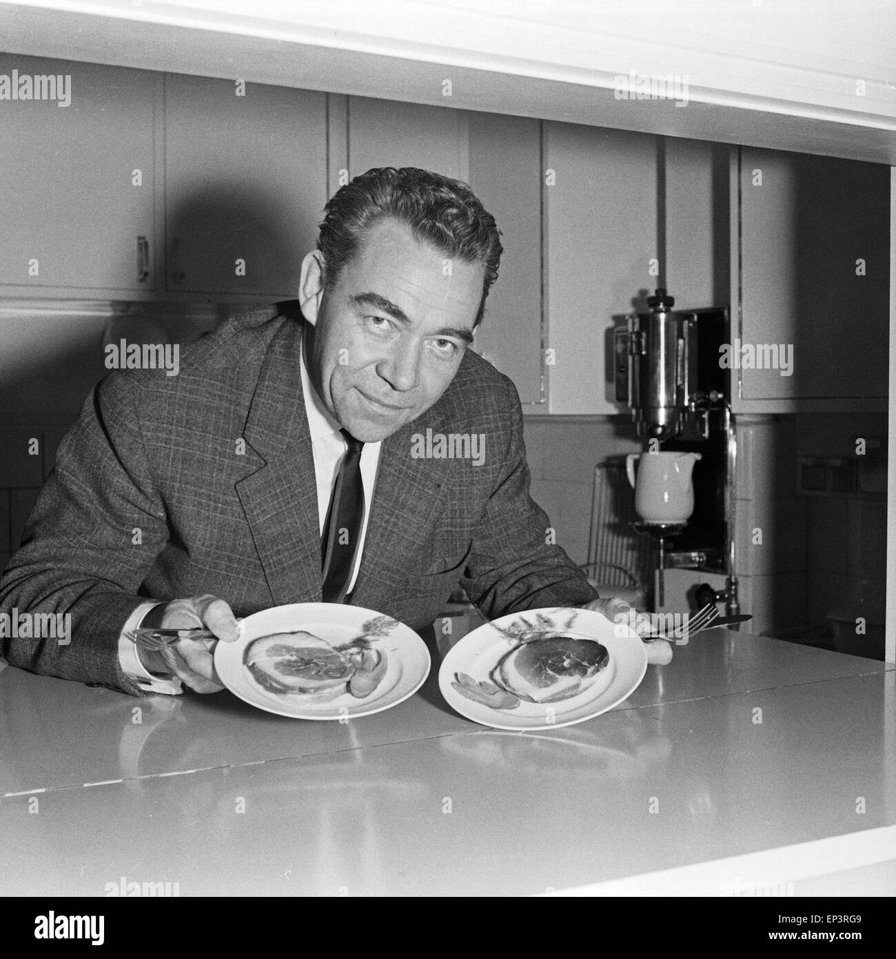 Deutscher Showmasterund Entertainer Peter Frankenfeld mit zwei ...