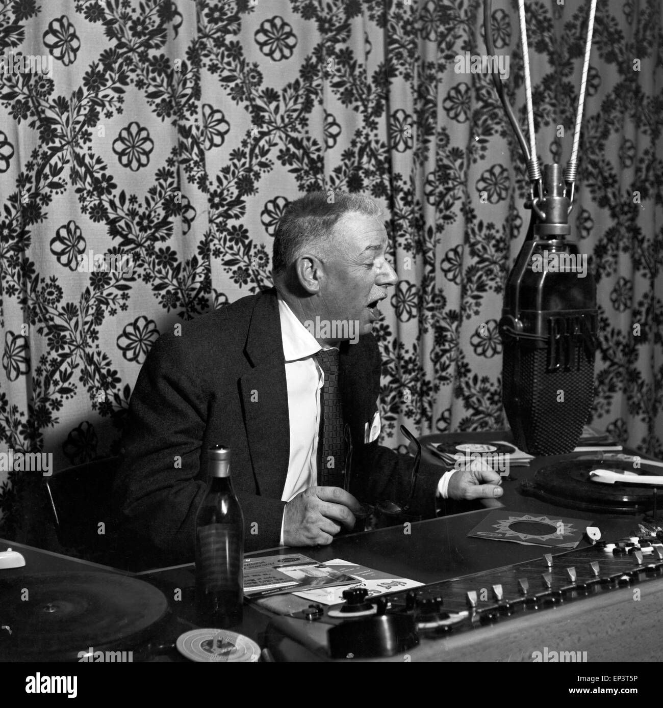 Der Sprecher und Radiomoderator von BFN in Hamburg, Deutschland 1950er ...