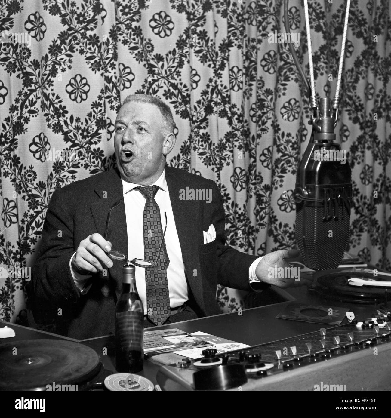 1950s radio studio Black and White Stock Photos & Images - Alamy