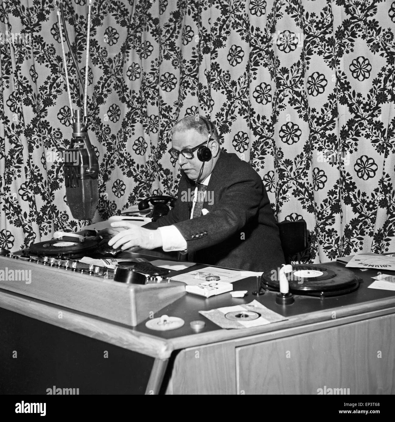 Der Sprecher und Radiomoderator von BFN in Hamburg, Deutschland 1950er ...