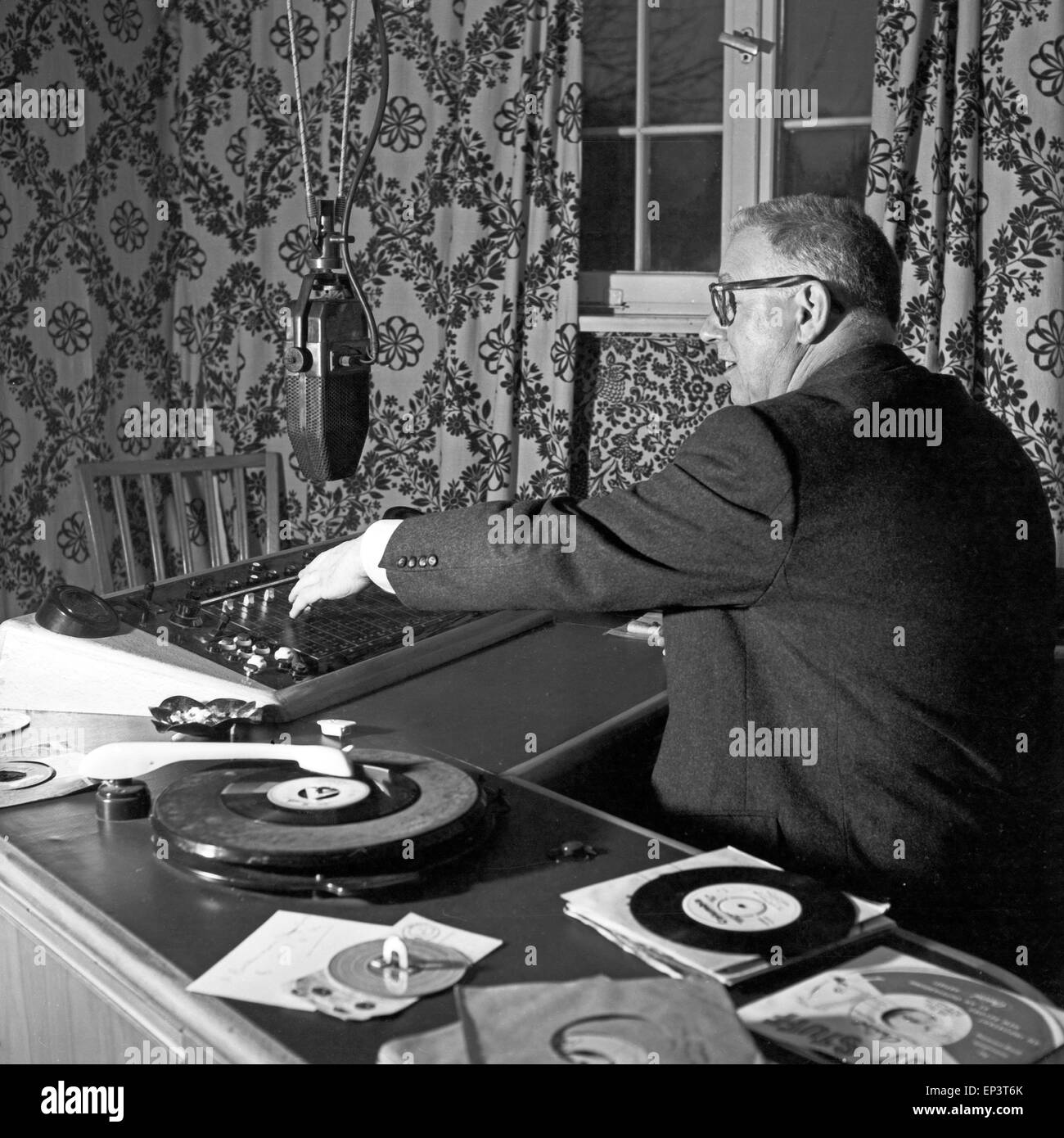 Der Sprecher und Radiomoderator von BFN in Hamburg, Deutschland 1950er ...