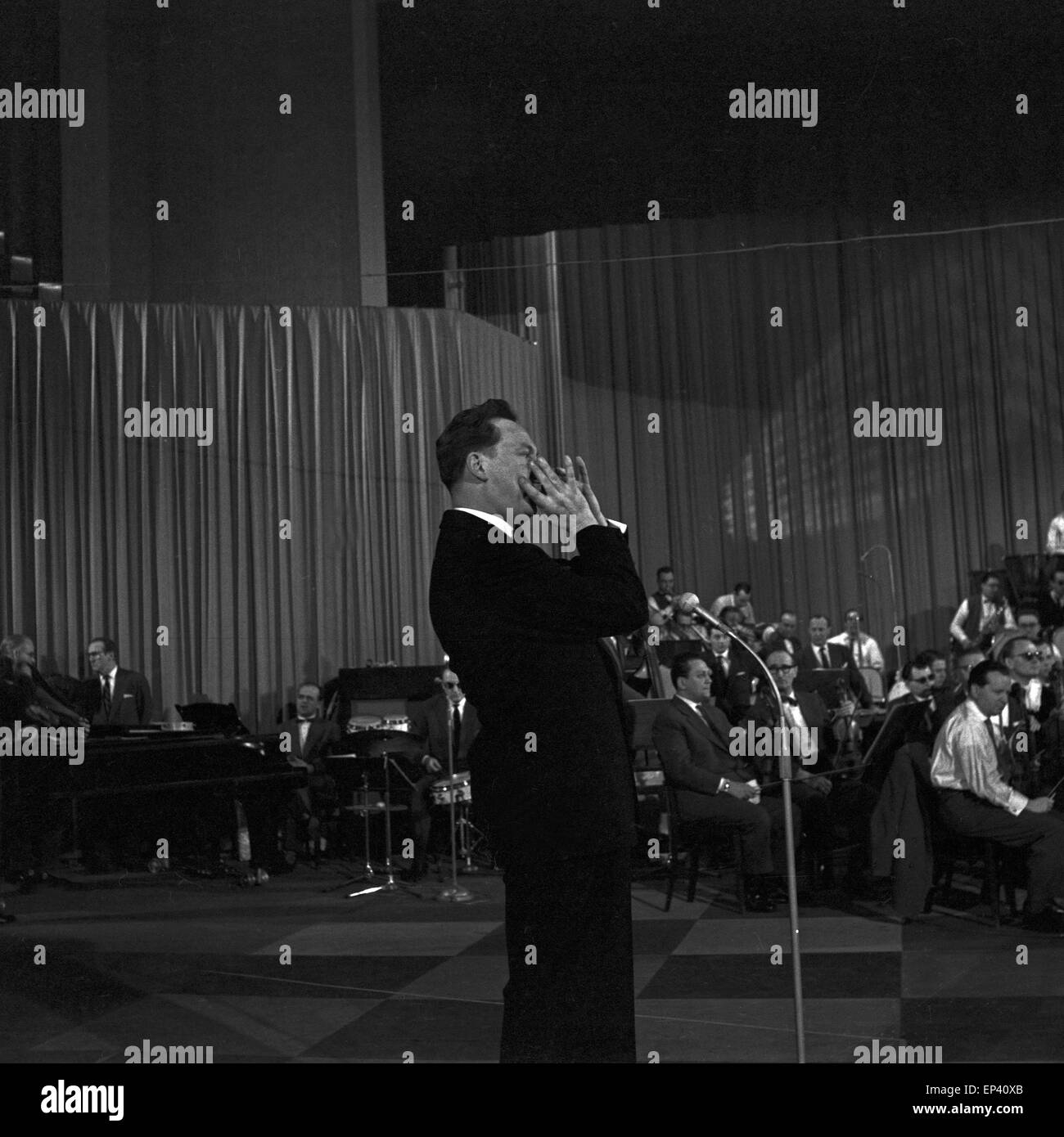 Der Mundharmonikaspieler bei einem Auftritt in Hamburg, Deutschland ...