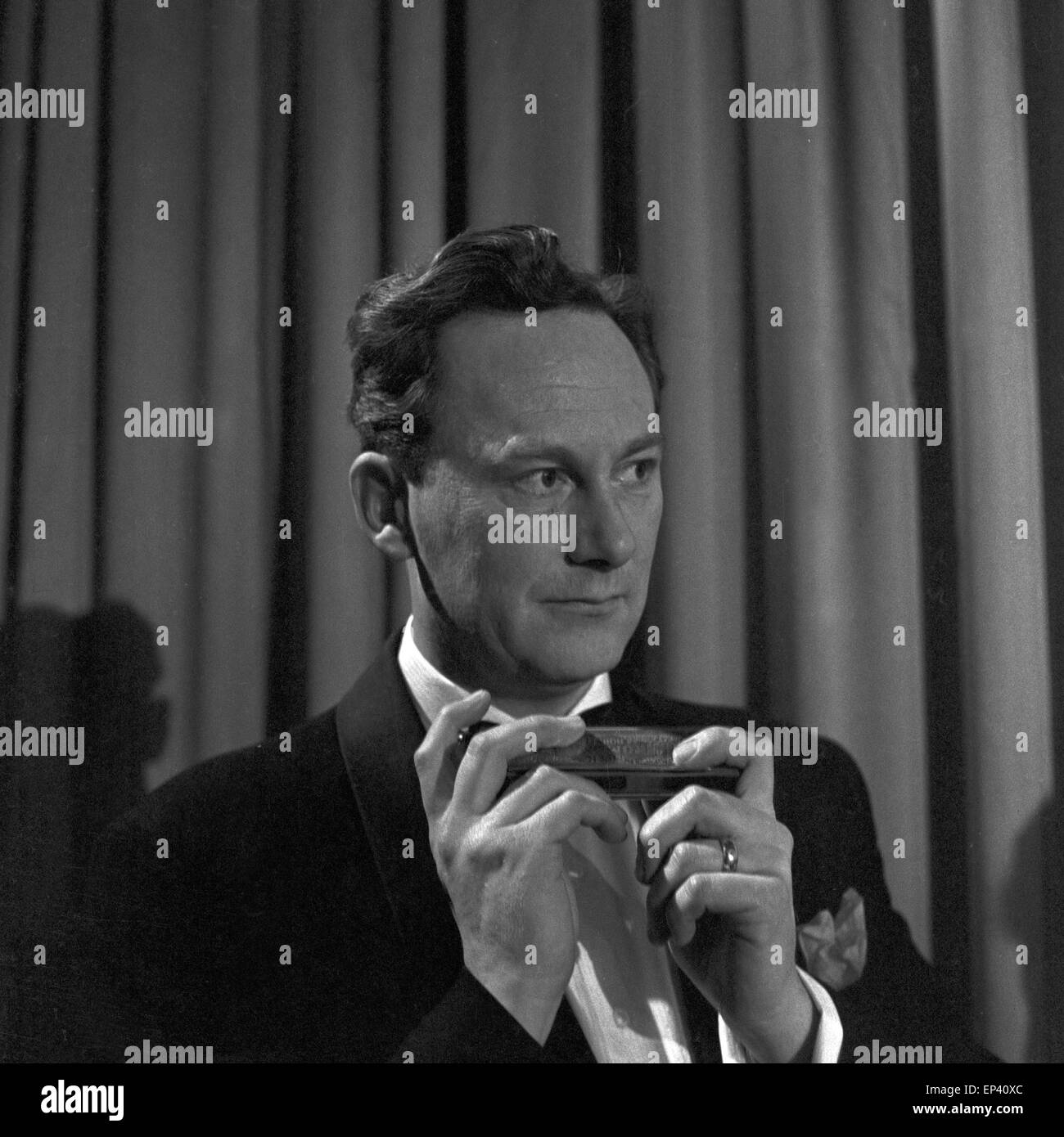 Der Mundharmonikaspieler bei einem Auftritt in Hamburg, Deutschland ...