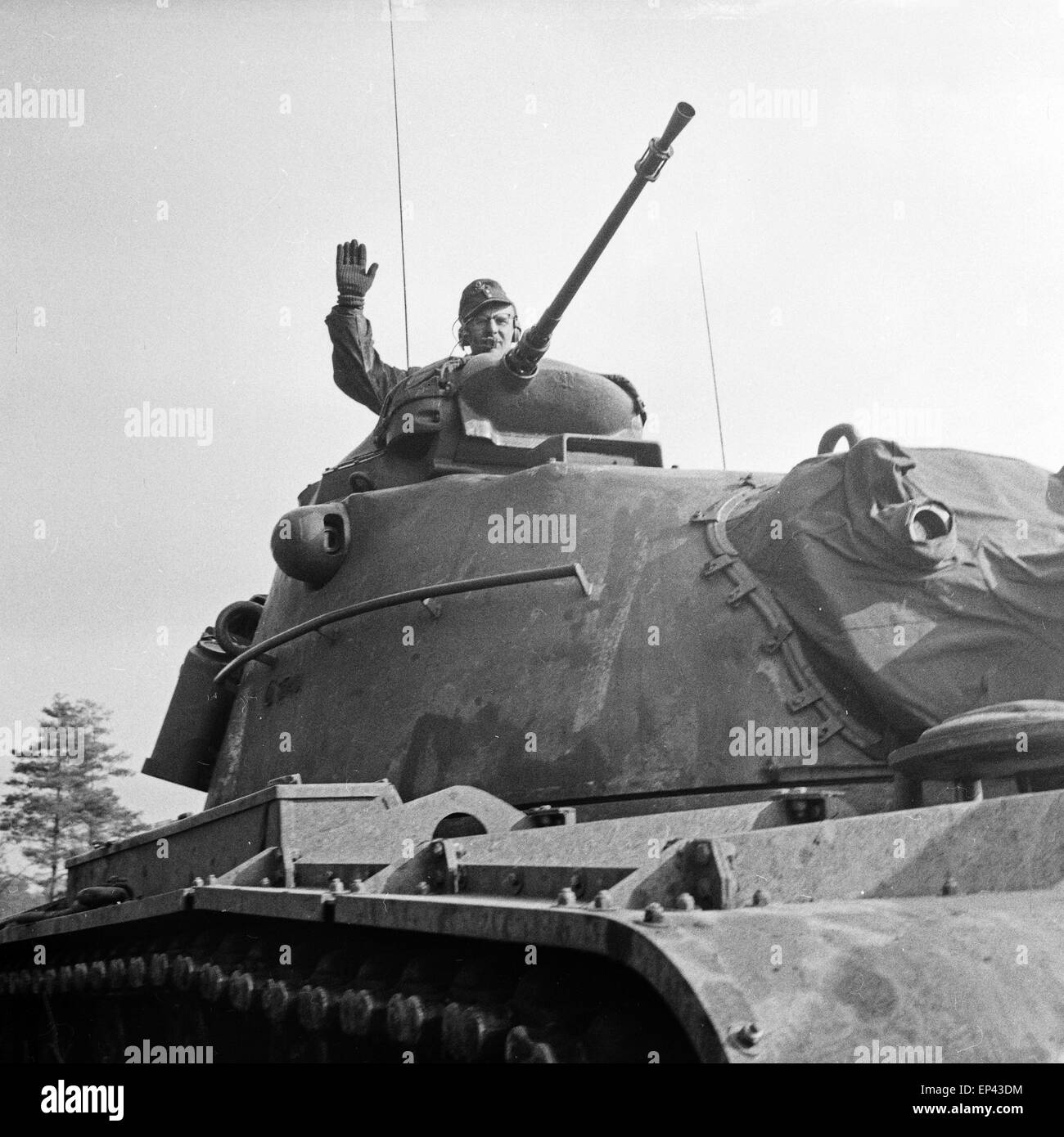 Der Kommandant eines Leopard 1 Panzers der Bundeswehr gibt das Signal ...