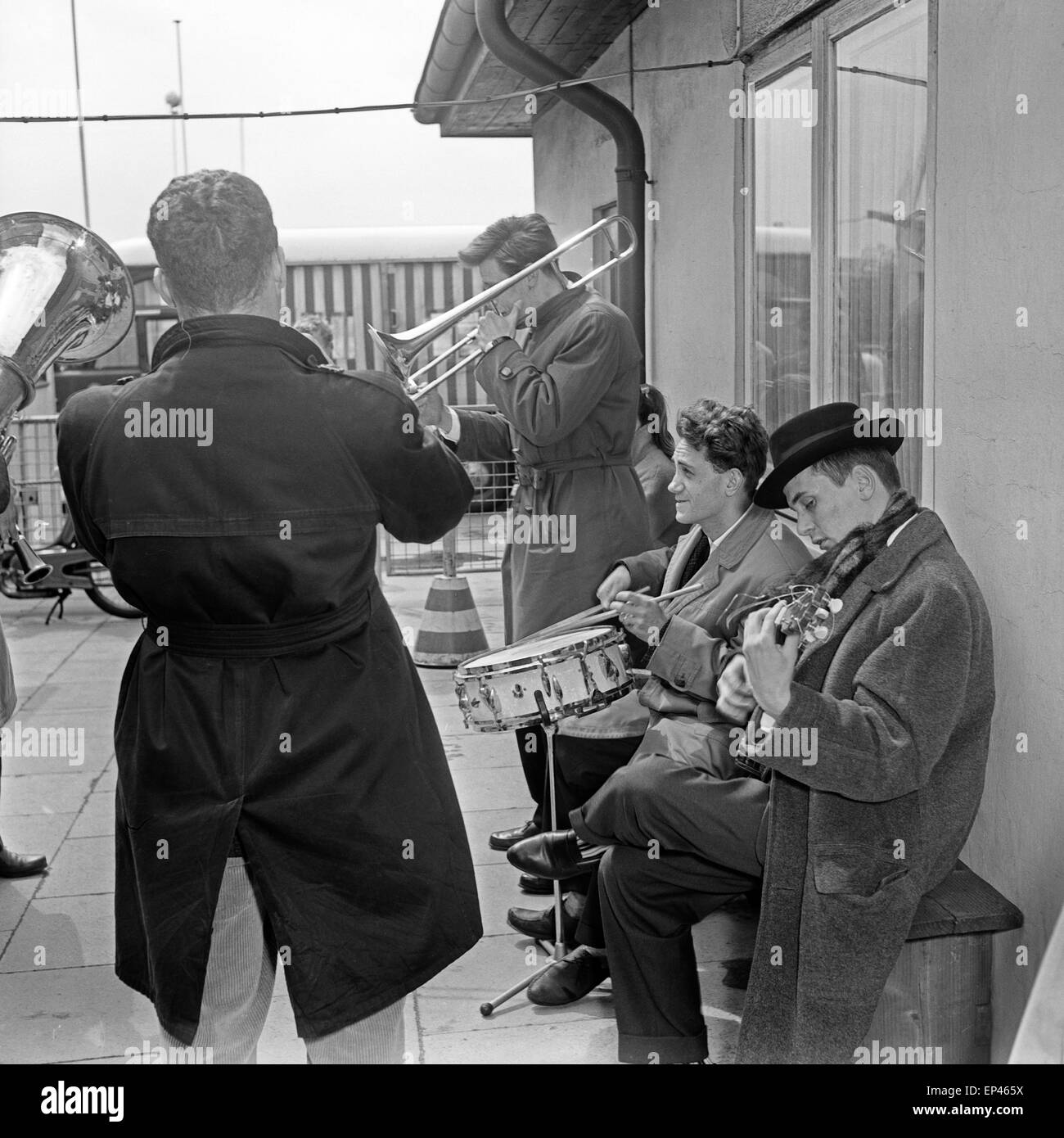 Chris Barber Band spielt auf bei der Ankunft am Flughafen in Hamburg ...