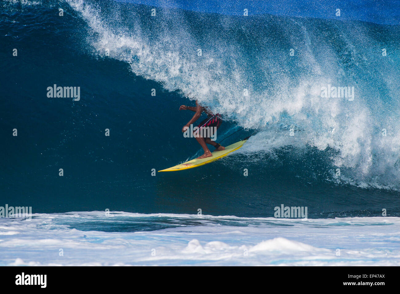 Surfer riding through a barrel wave at pipeline, hawaii Stock Photo - Alamy