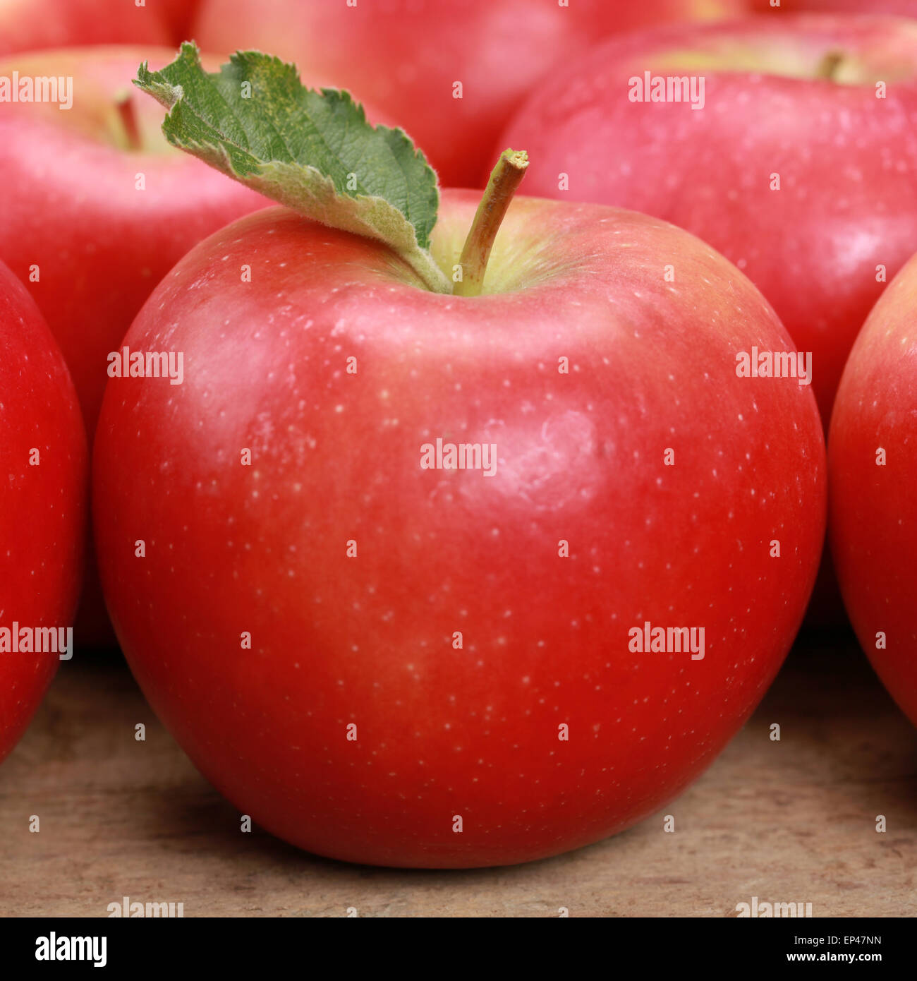 Roter Apfel mit Blatt Stock Photo - Alamy