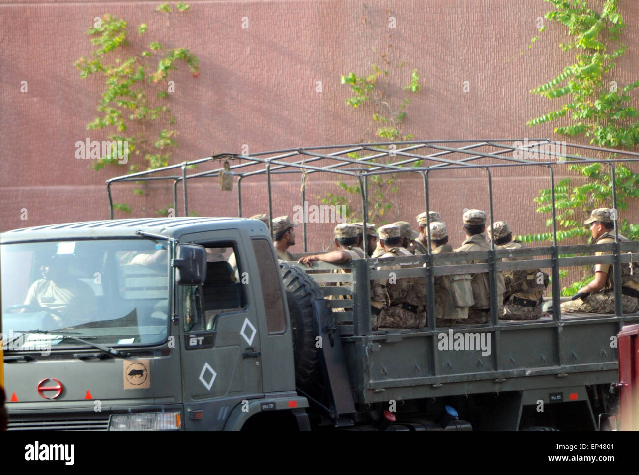 Karachi. 13th May, 2015. Pakistani army soldiers arrive at the attack ...