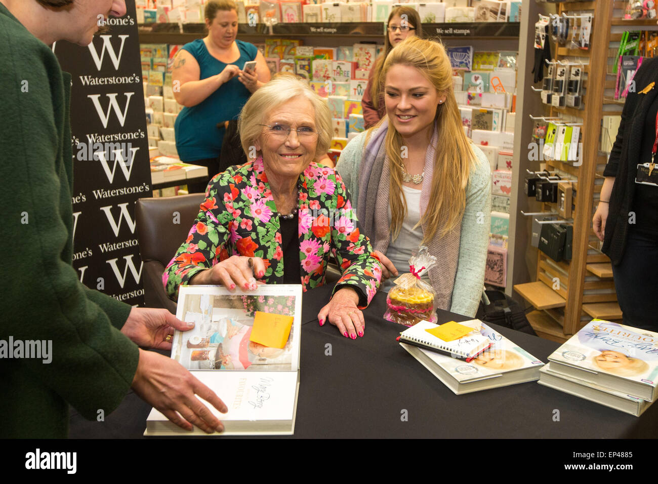 Mary berry book signing hi-res stock photography and images - Alamy