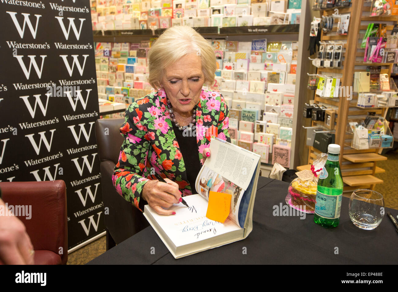 Waterstones store cambridge hi-res stock photography and images - Alamy