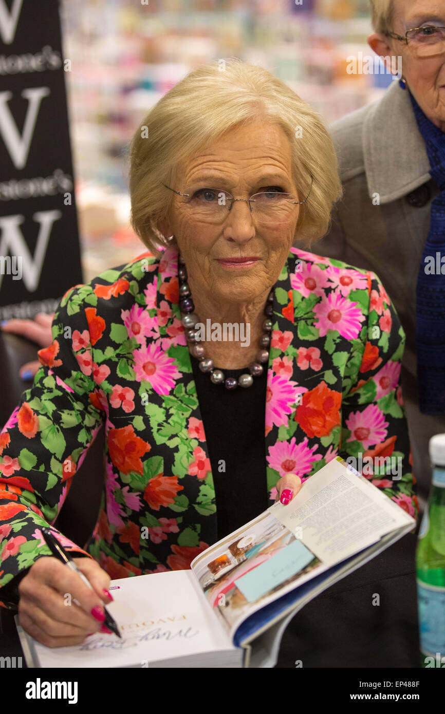 Mary Berry at a book signing at Waterstones in Cambridge Stock Photo ...
