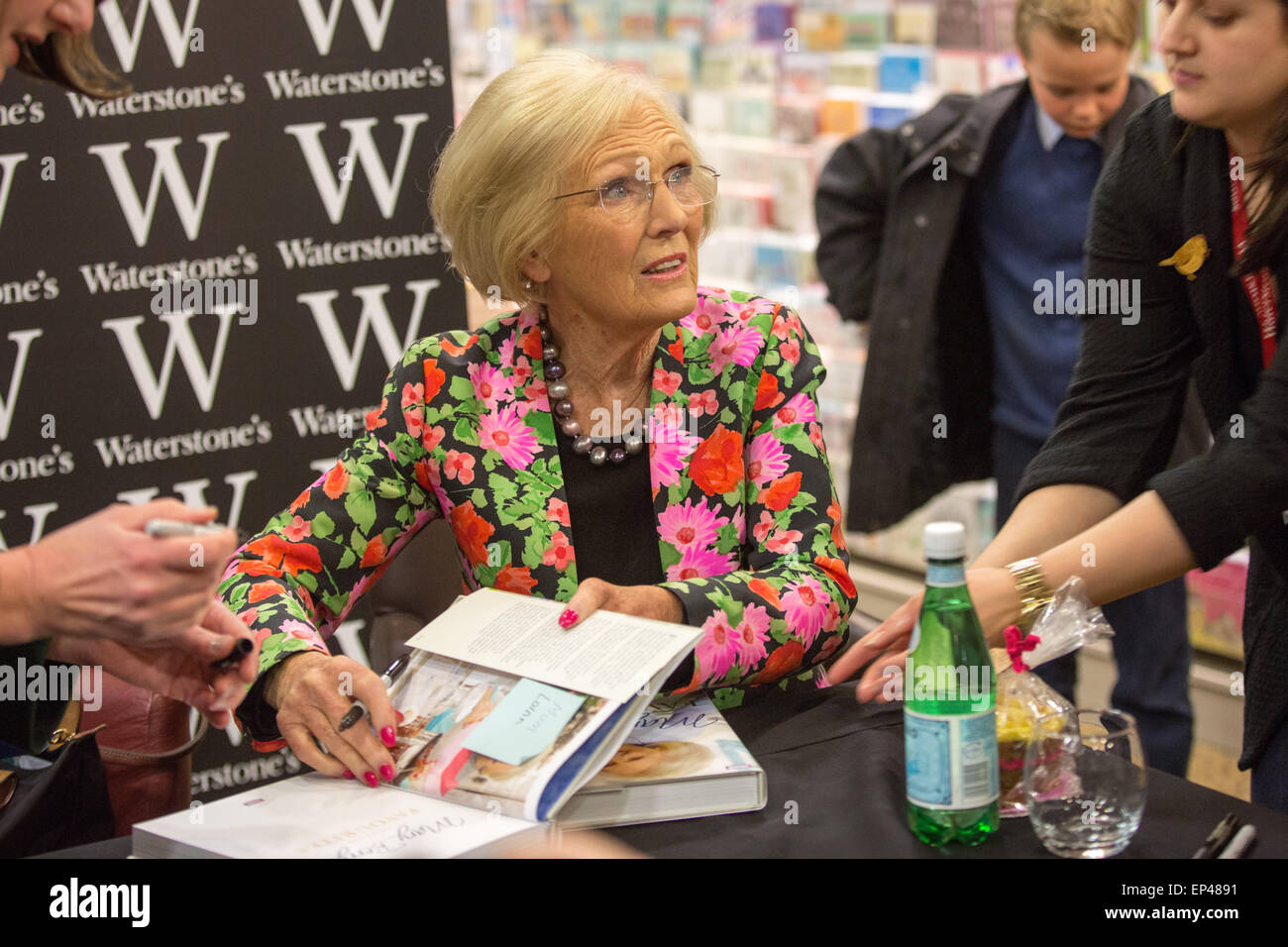 Mary Berry at a book signing at Waterstones in Cambridge Stock Photo ...