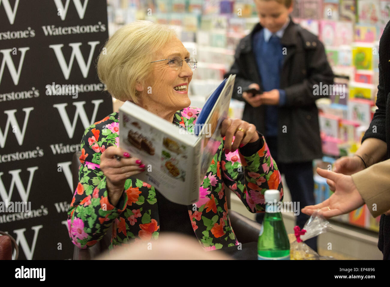 Mary Berry at a book signing at Waterstones in Cambridge Stock Photo ...
