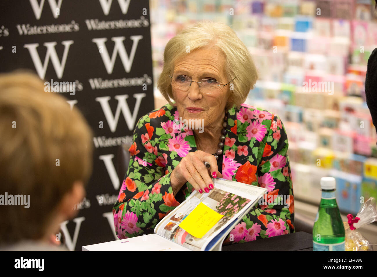 Mary Berry at a book signing at Waterstones in Cambridge Stock Photo ...