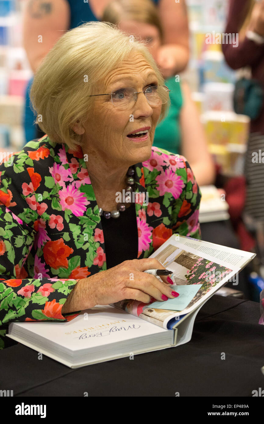 Mary Berry at a book signing at Waterstones in Cambridge Stock Photo ...