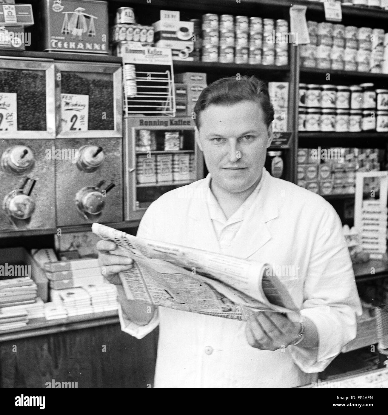 1950s man reading a newspaper hi-res stock photography and images - Alamy