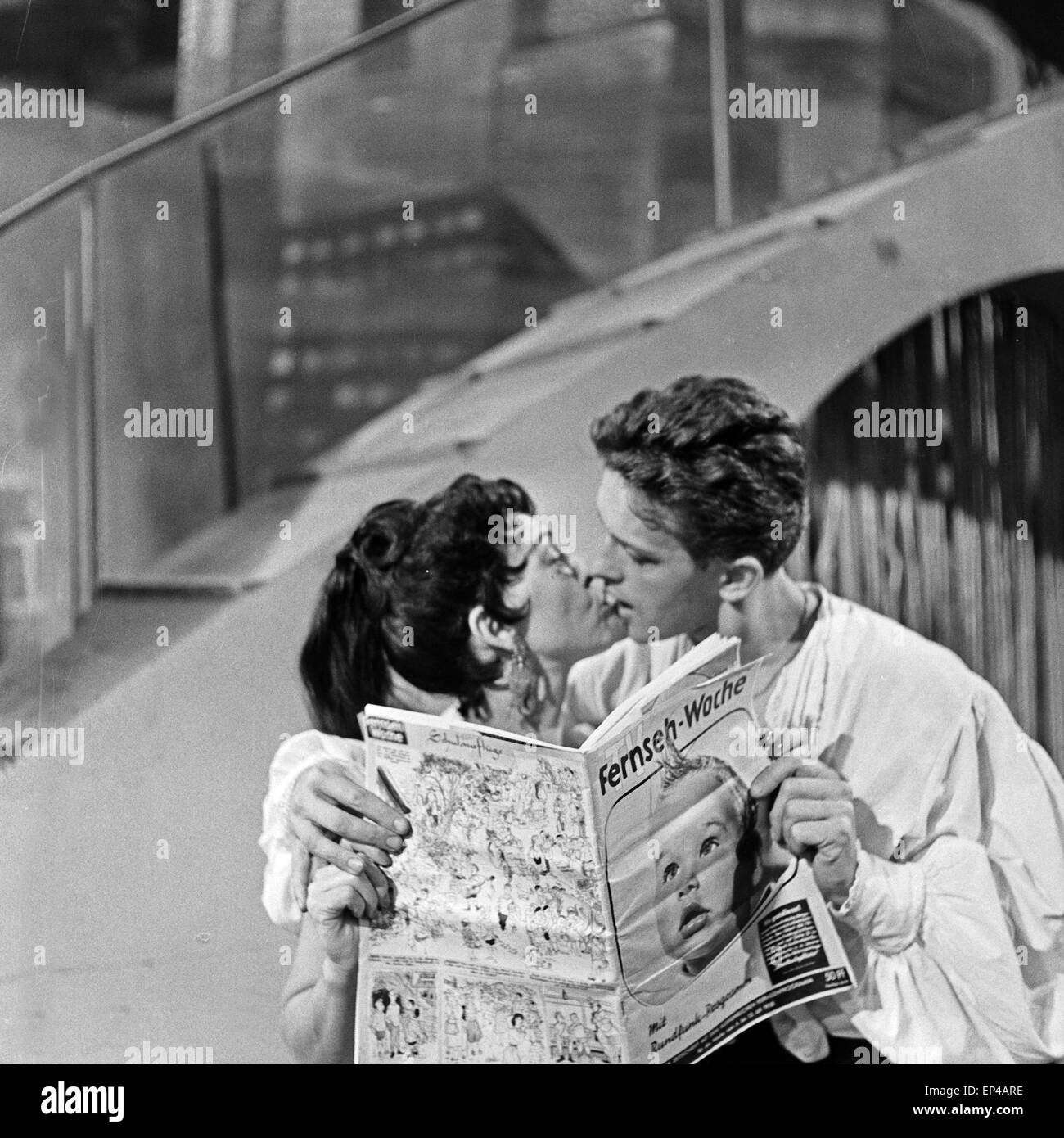 Schauspielerin und Tänzerin Maria Litto und Heinz Schmiedel küssen sich ...