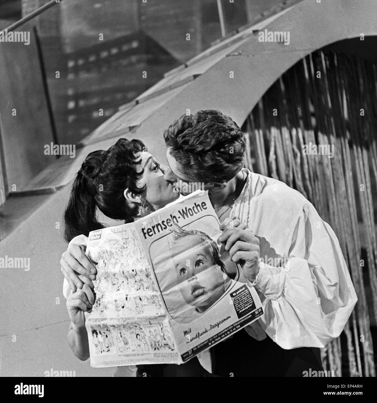 Schauspielerin und Tänzerin Maria Litto und Heinz Schmiedel küssen sich ...