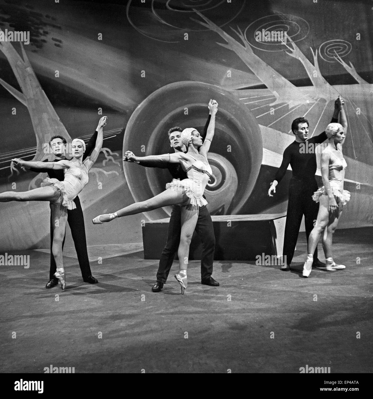 Schauspielerin und Tänzerin Maria Litto (Mitte) bei der Fernsehshow ...