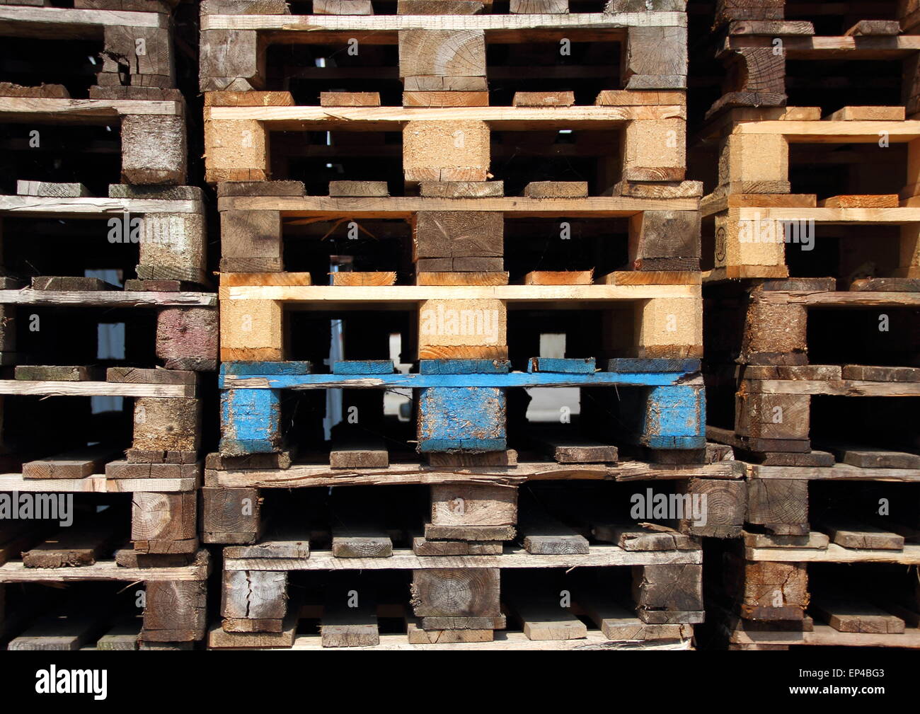 Pile of pallets hi-res stock photography and images - Alamy
