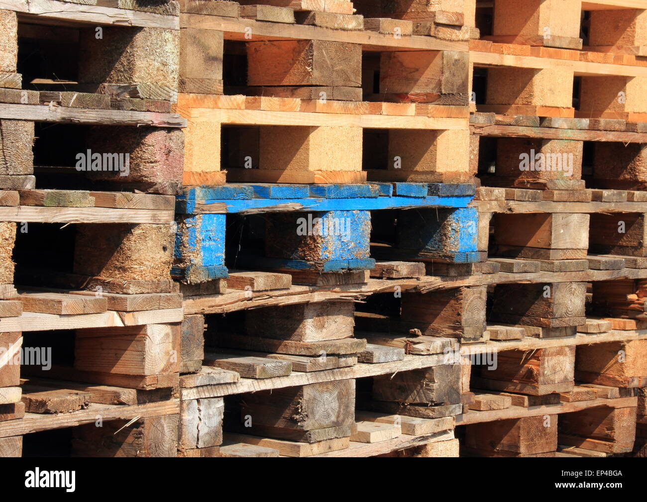 Blue pallets hi-res stock photography and images - Alamy