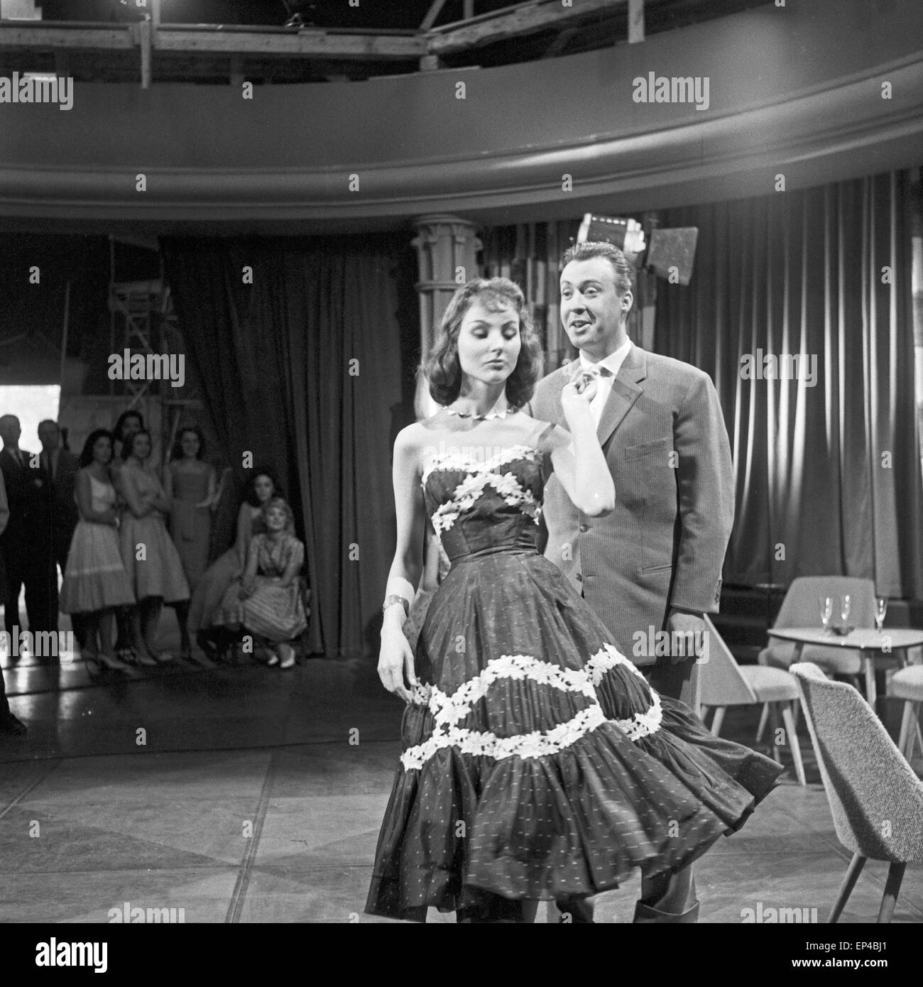 Peter Alexander und Partnerin singen bei einer Aufzeichnung ...