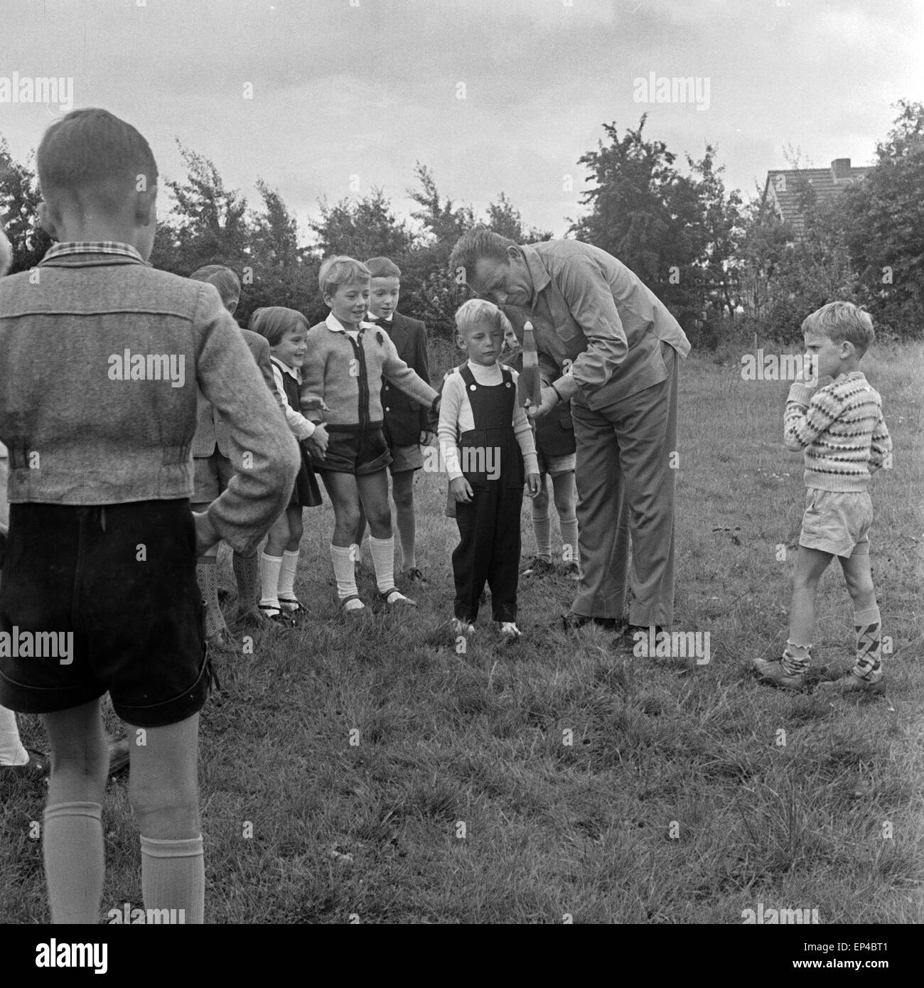Deutscher Entertainer Peter Frankenfeld mit Kinder im Garten ...